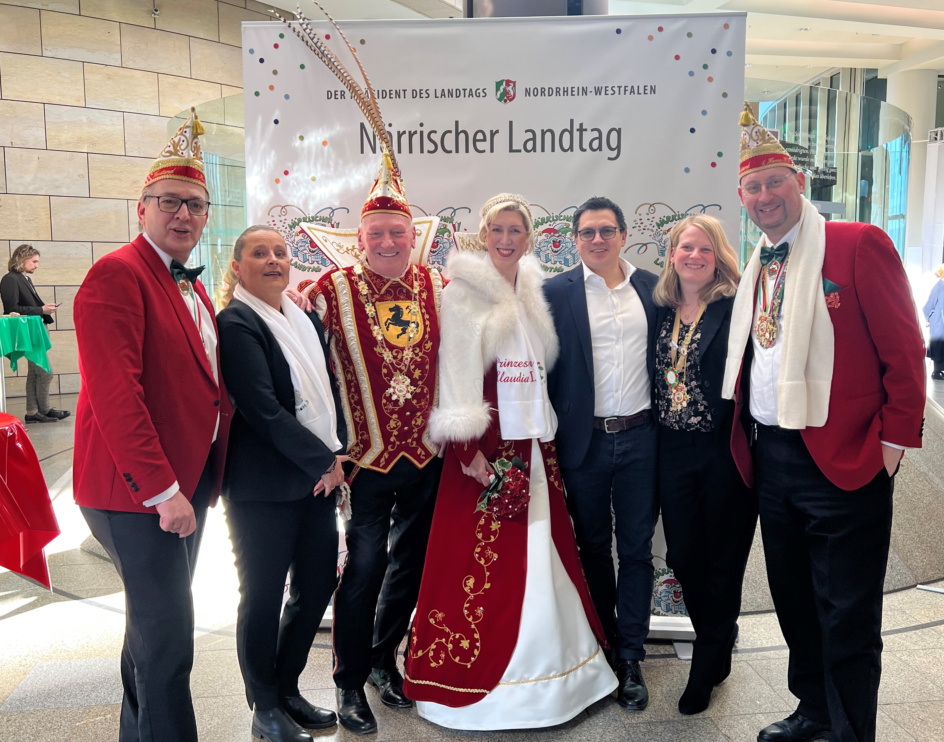 Närrischer Landtag: Alexander Vogt verleiht Orden an Herner Prinzenpaar ...